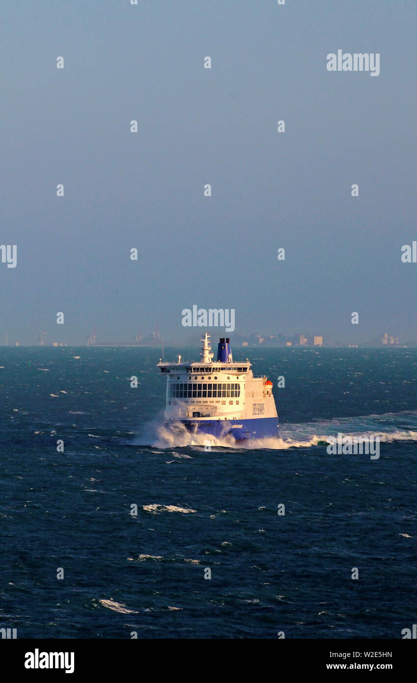 Ship english channel traffic hi-res stock photography and images - Alamy