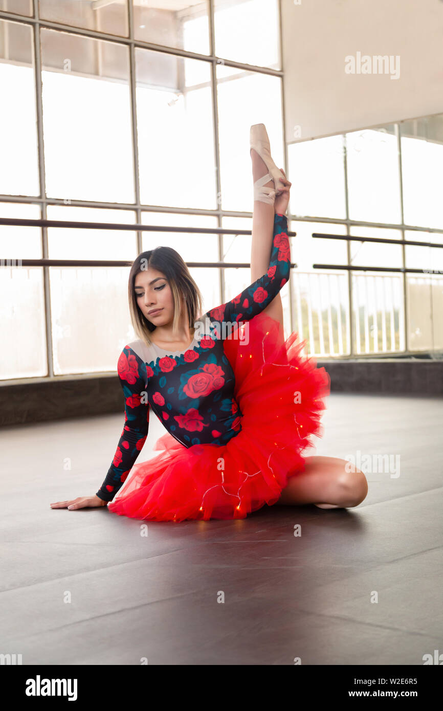 Flexible dancer hi-res stock photography and images - Alamy