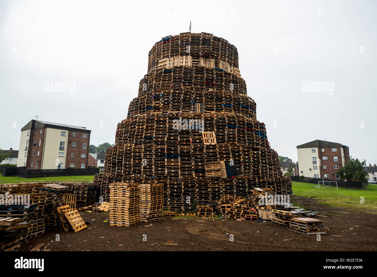 Bonfire poses hi-res stock photography and images - Alamy