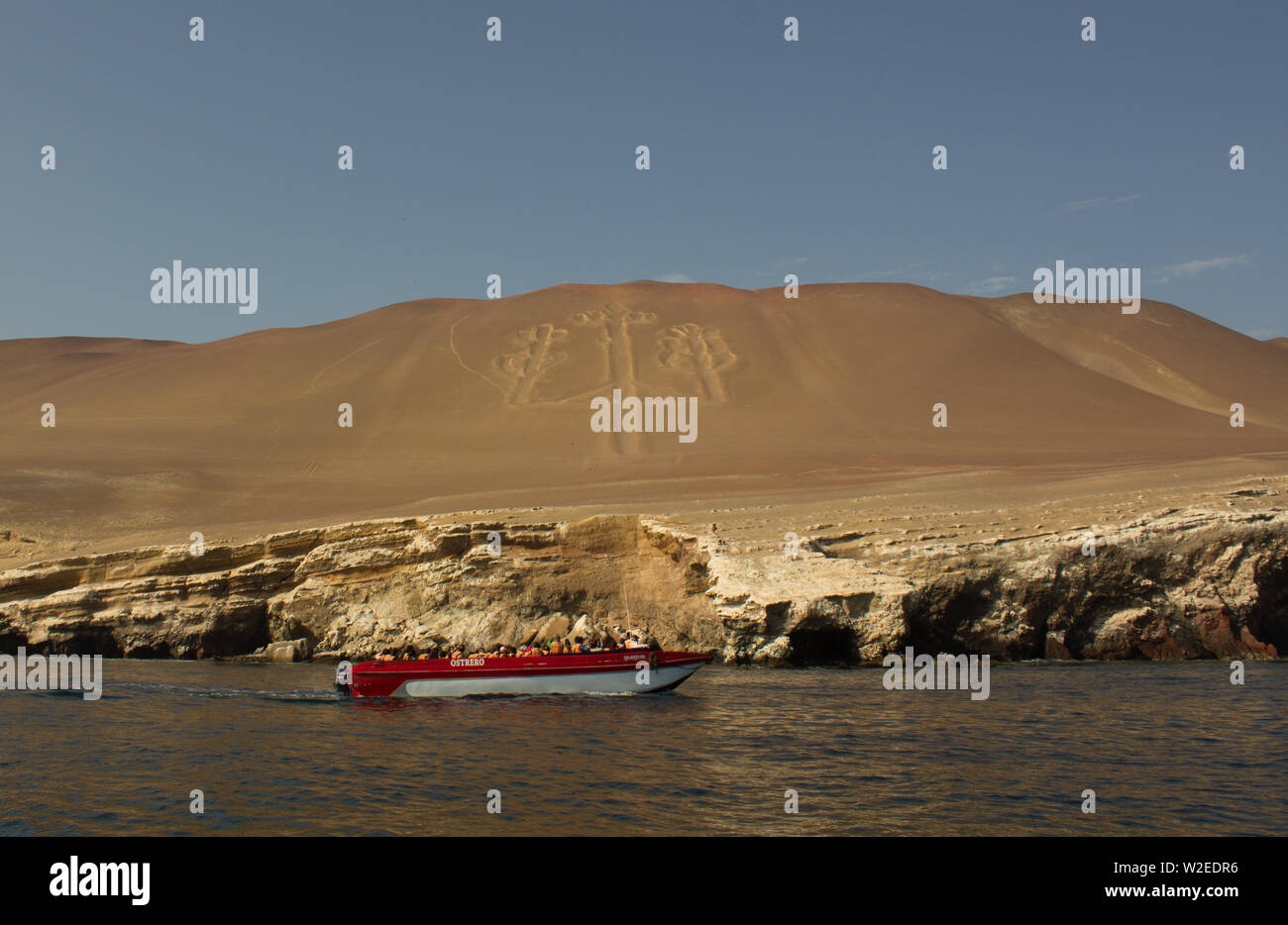 Group of tourists on excursion to Paracas Stock Photo - Alamy