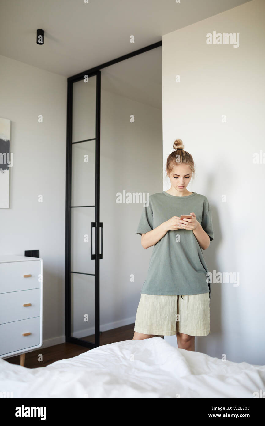 Woman scrolling hi-res stock photography and images - Alamy