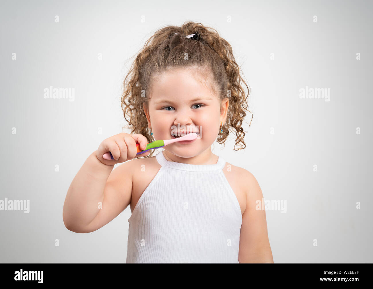 Children clean teeth hi-res stock photography and images - Alamy