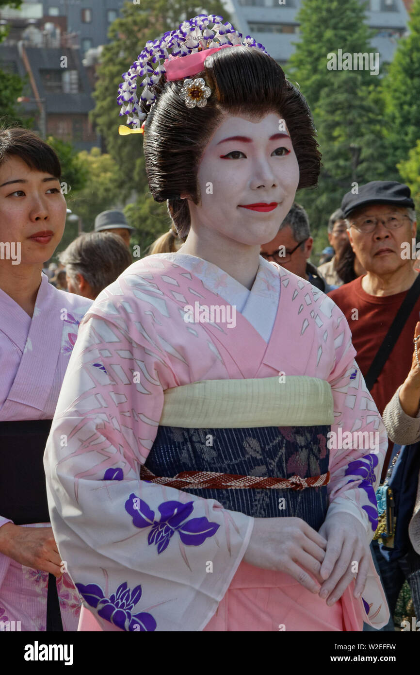 Geisha show hi-res stock photography and images - Alamy