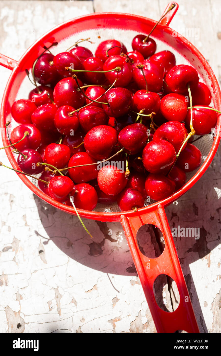 White strainer fresh cherries hi-res stock photography and images - Alamy