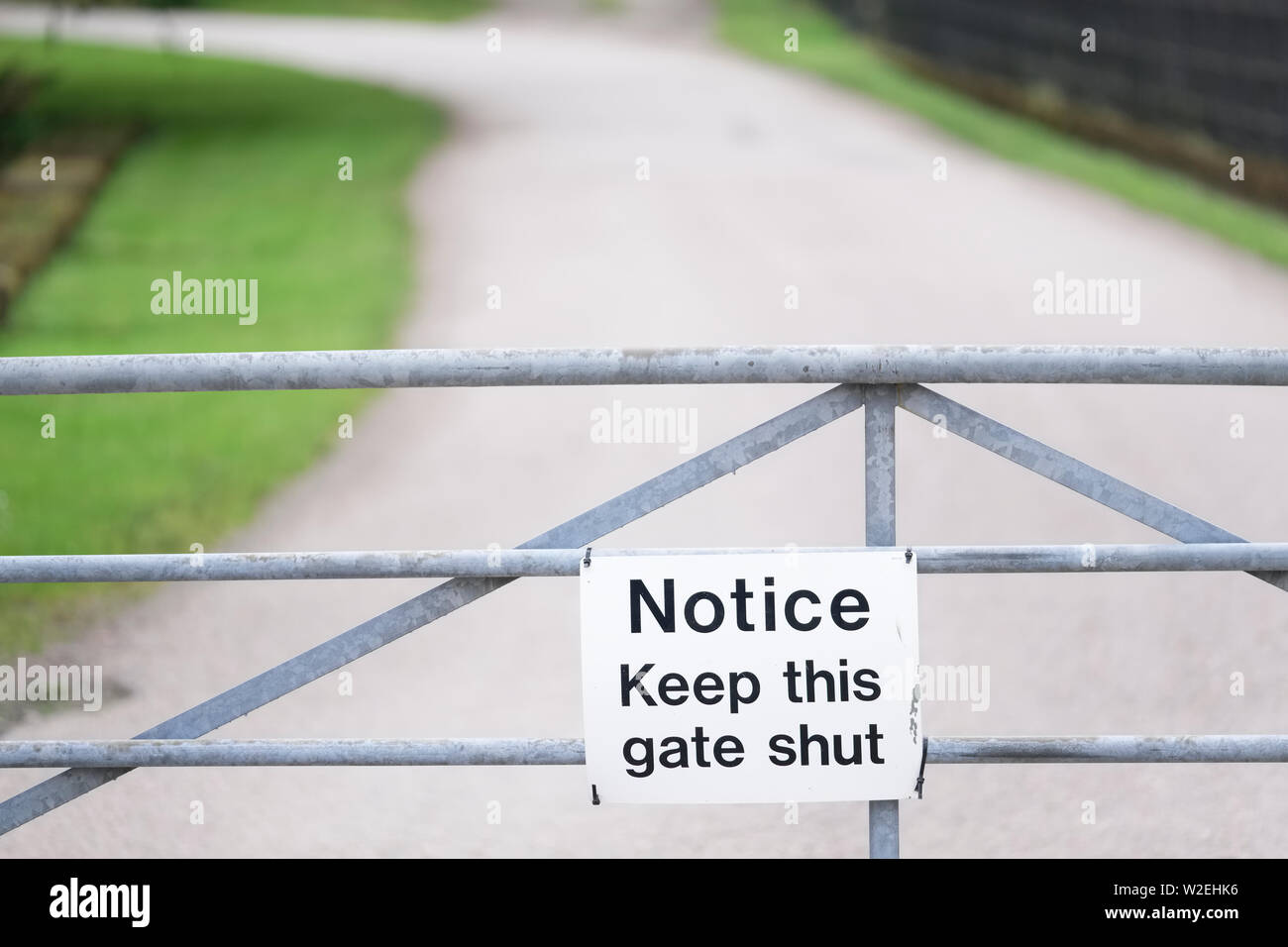 Keep gate shut notice sign country road Stock Photo - Alamy