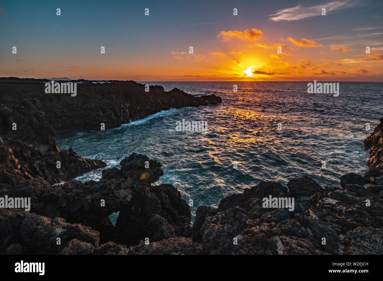 Beautiful scenery of the ocean with breathtaking waves and an amazing ...