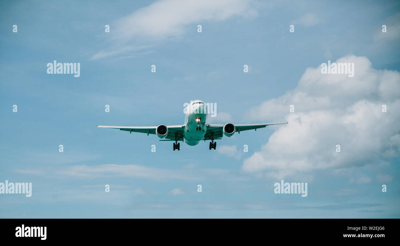 Jet passenger plane flies hi-res stock photography and images - Alamy