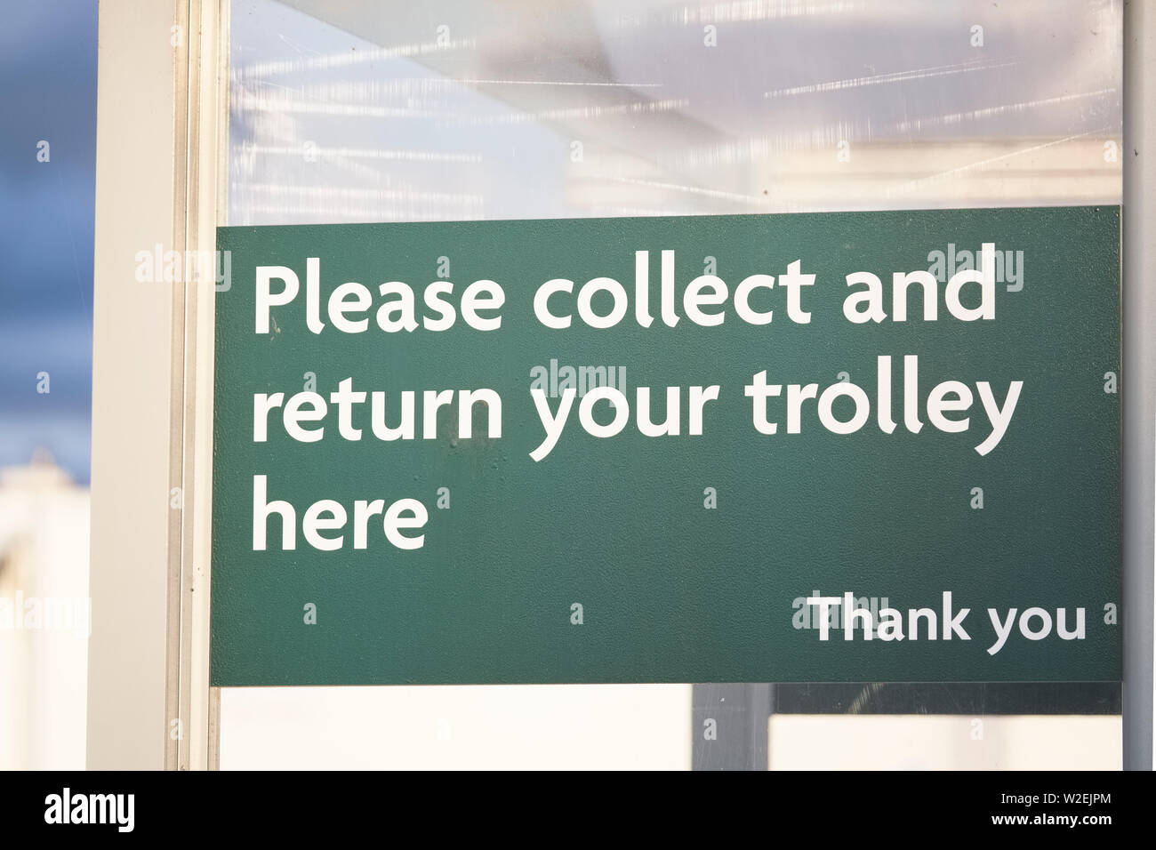 Supermarket trolley and lock hi-res stock photography and images - Alamy
