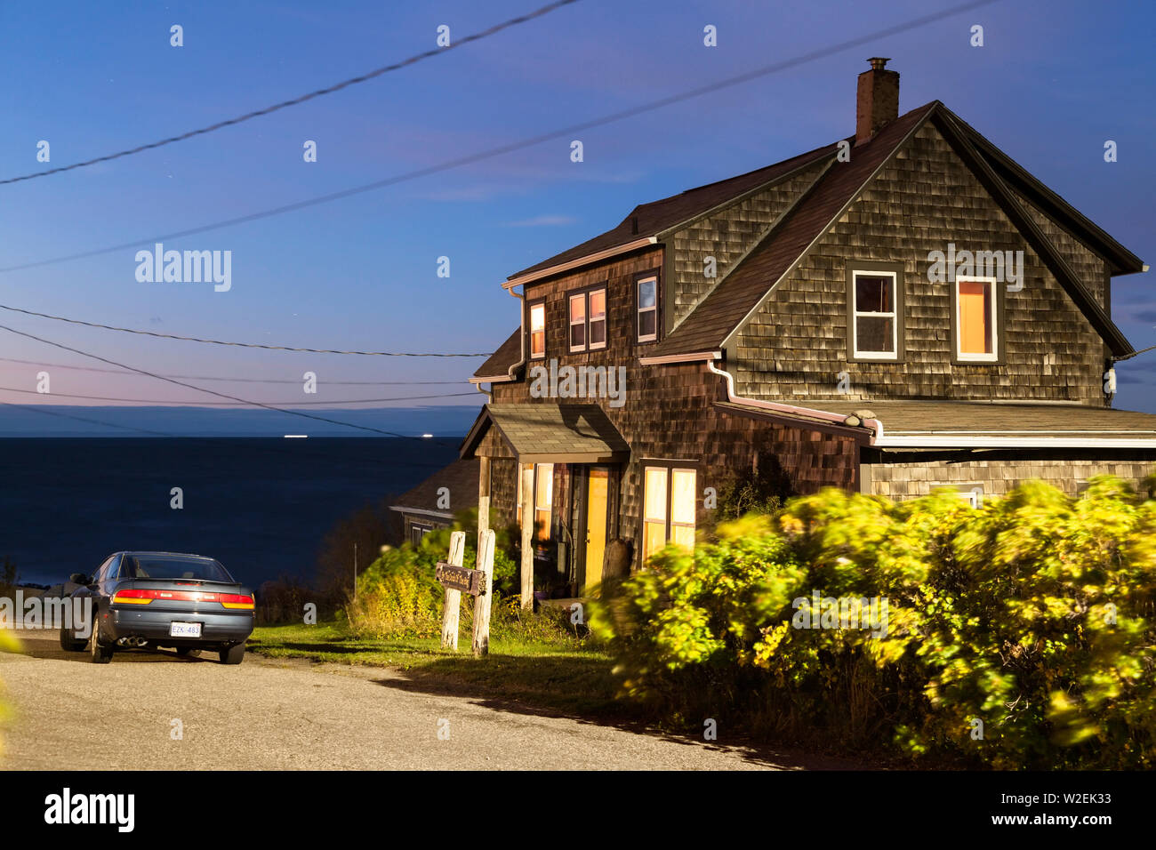 Typical canadian house hi-res stock photography and images - Alamy