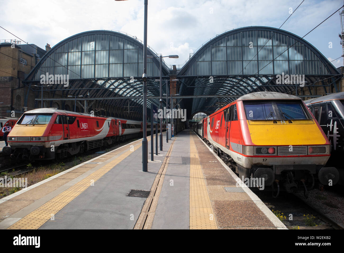 Two Class 91's at Kings Cross Station Stock Photo - Alamy