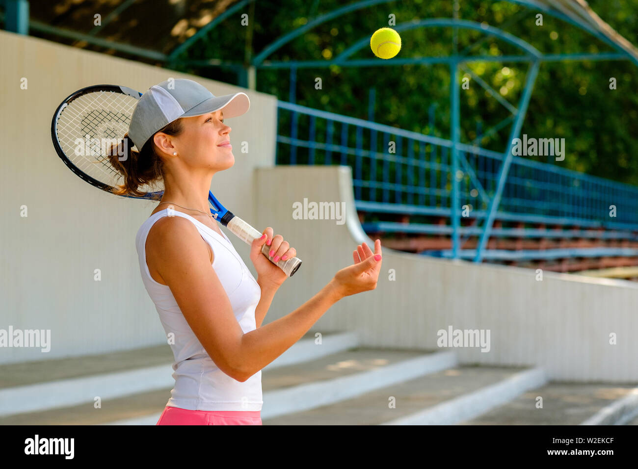 young sportive woman throwing a tennis ball Stock Photo - Alamy