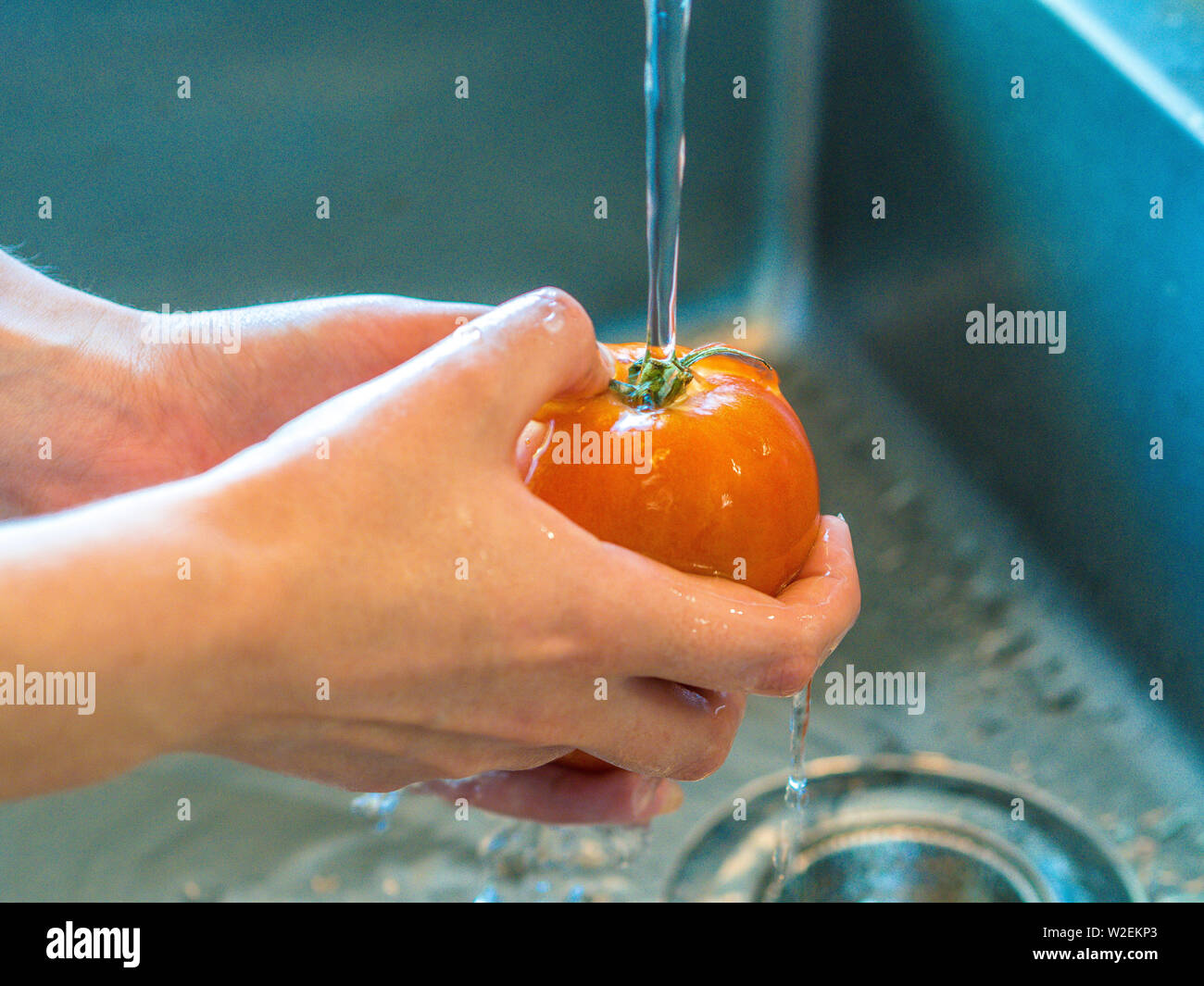 Wash vegetables female hands hi-res stock photography and images - Alamy