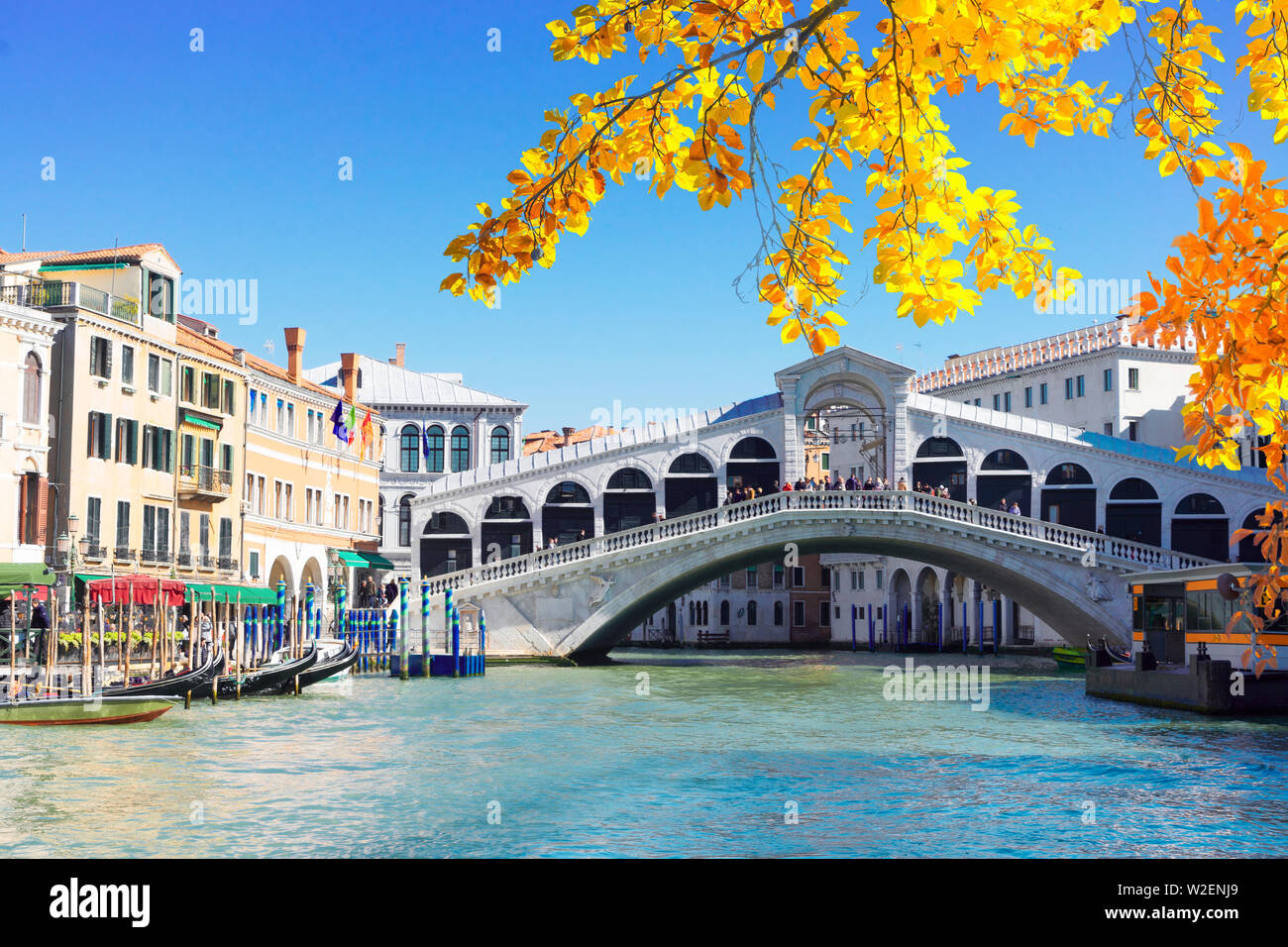 view of famouse Rialto bridge in Venice, Italy at fall Stock Photo - Alamy