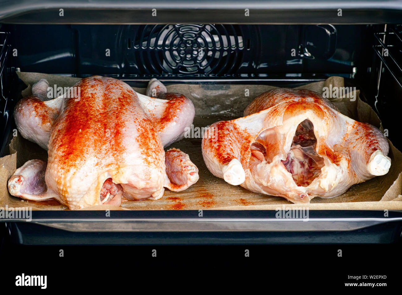 Two raw whole chicken tray hi-res stock photography and images - Alamy