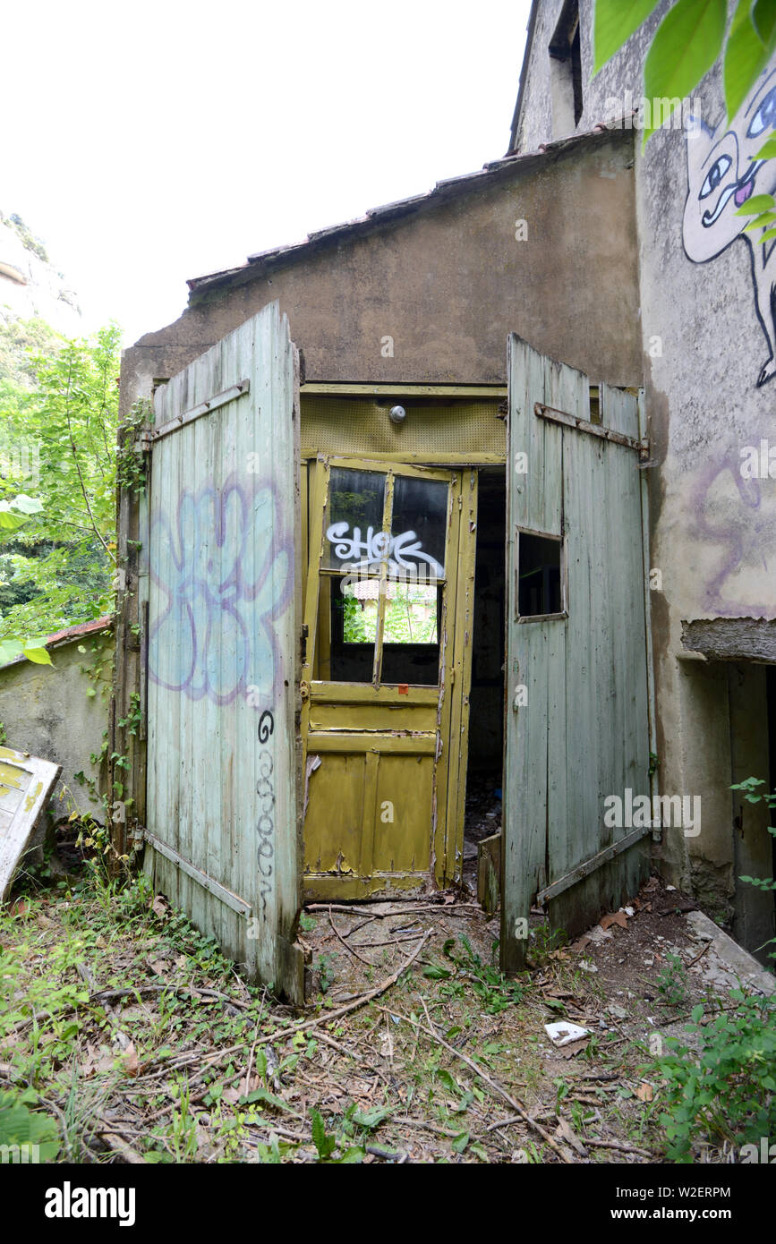 Old garage hi-res stock photography and images - Alamy
