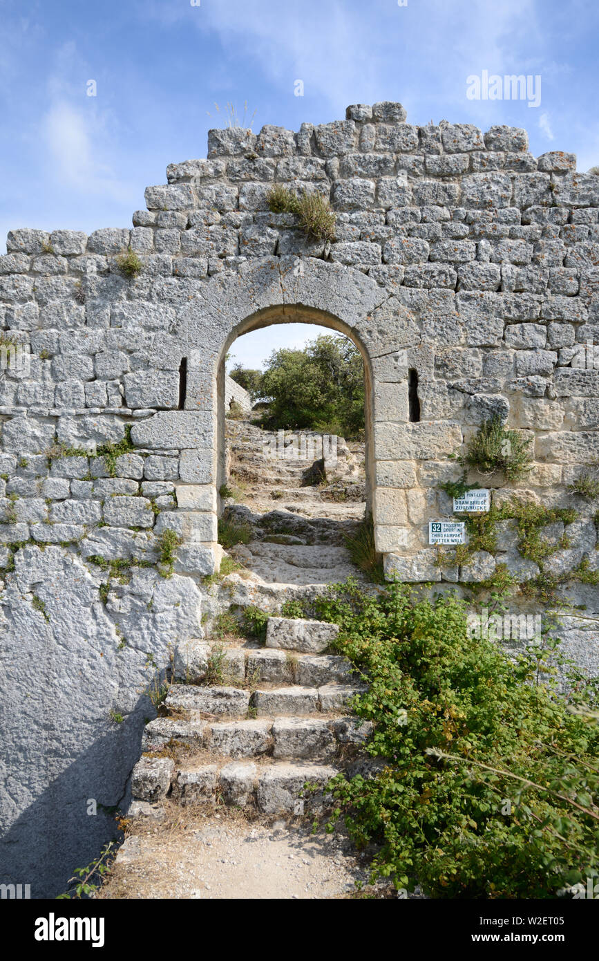 Medieval castle ramparts hi-res stock photography and images - Alamy