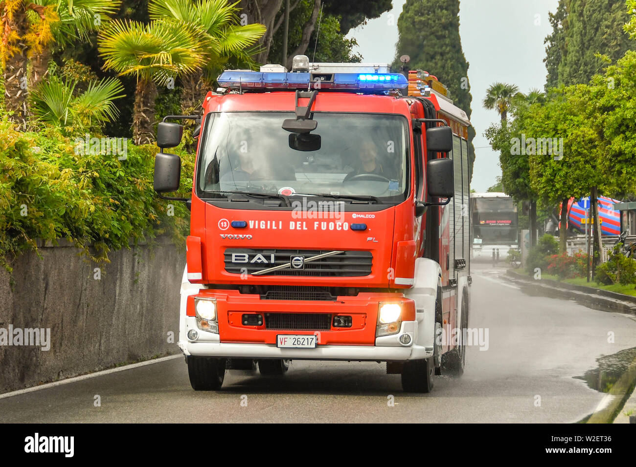 Fire truck engine flashing lights hi-res stock photography and images ...
