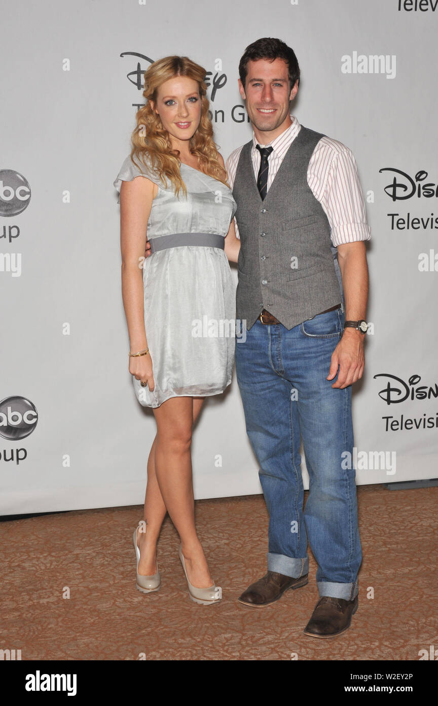 Jennifer finnigan josh cooke hi-res stock photography and images - Alamy