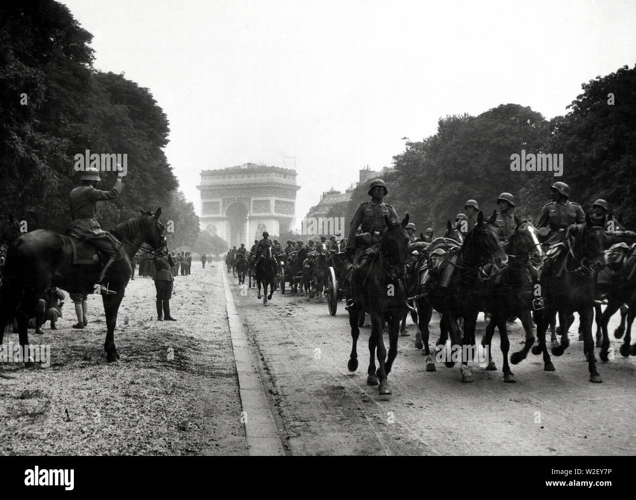 World war ii paris german soldiers hi-res stock photography and images ...