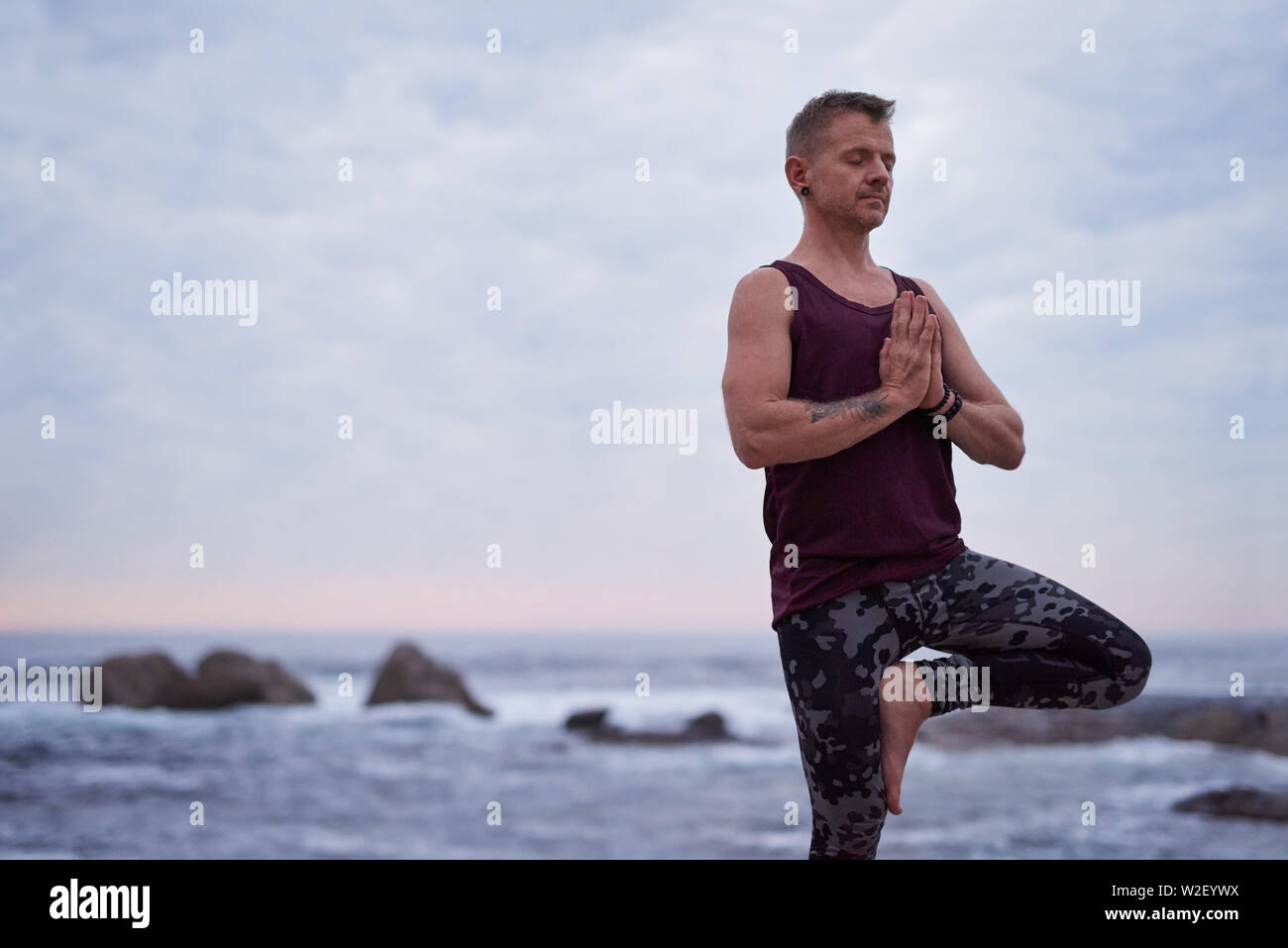 Tree pose man hi-res stock photography and images - Alamy