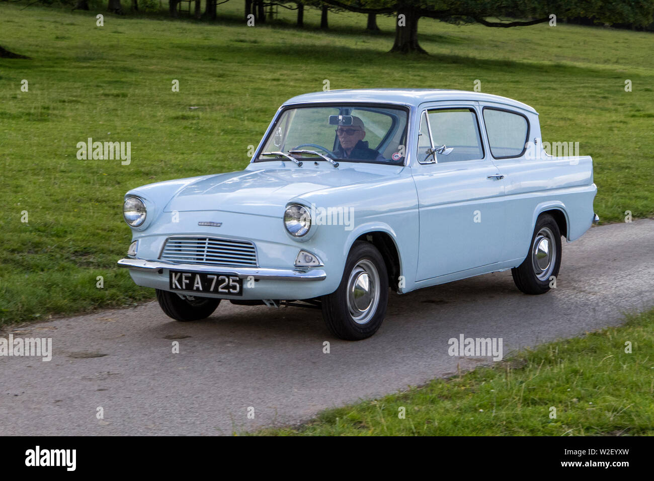 Kfa 725 blue ford anglia hi-res stock photography and images - Alamy