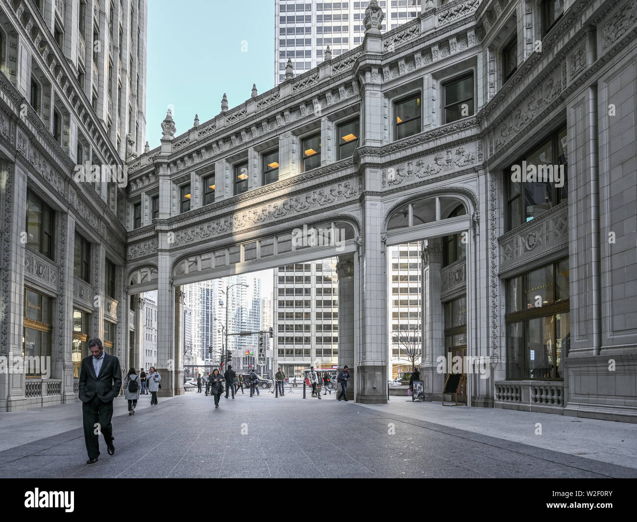 Hubbard street pedestrian bridge hi-res stock photography and images ...