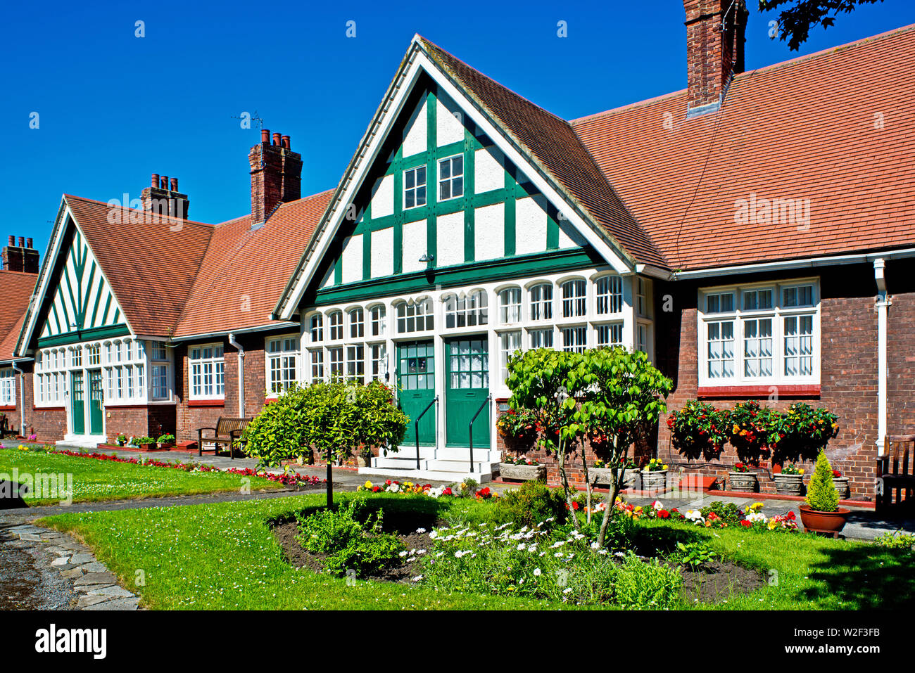 Village alms houses hi-res stock photography and images - Alamy