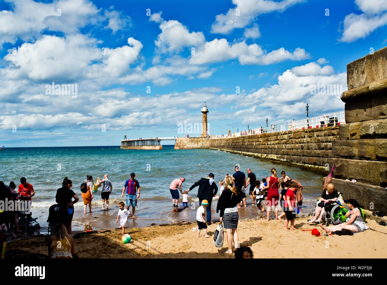 People at the seaside hi-res stock photography and images - Alamy