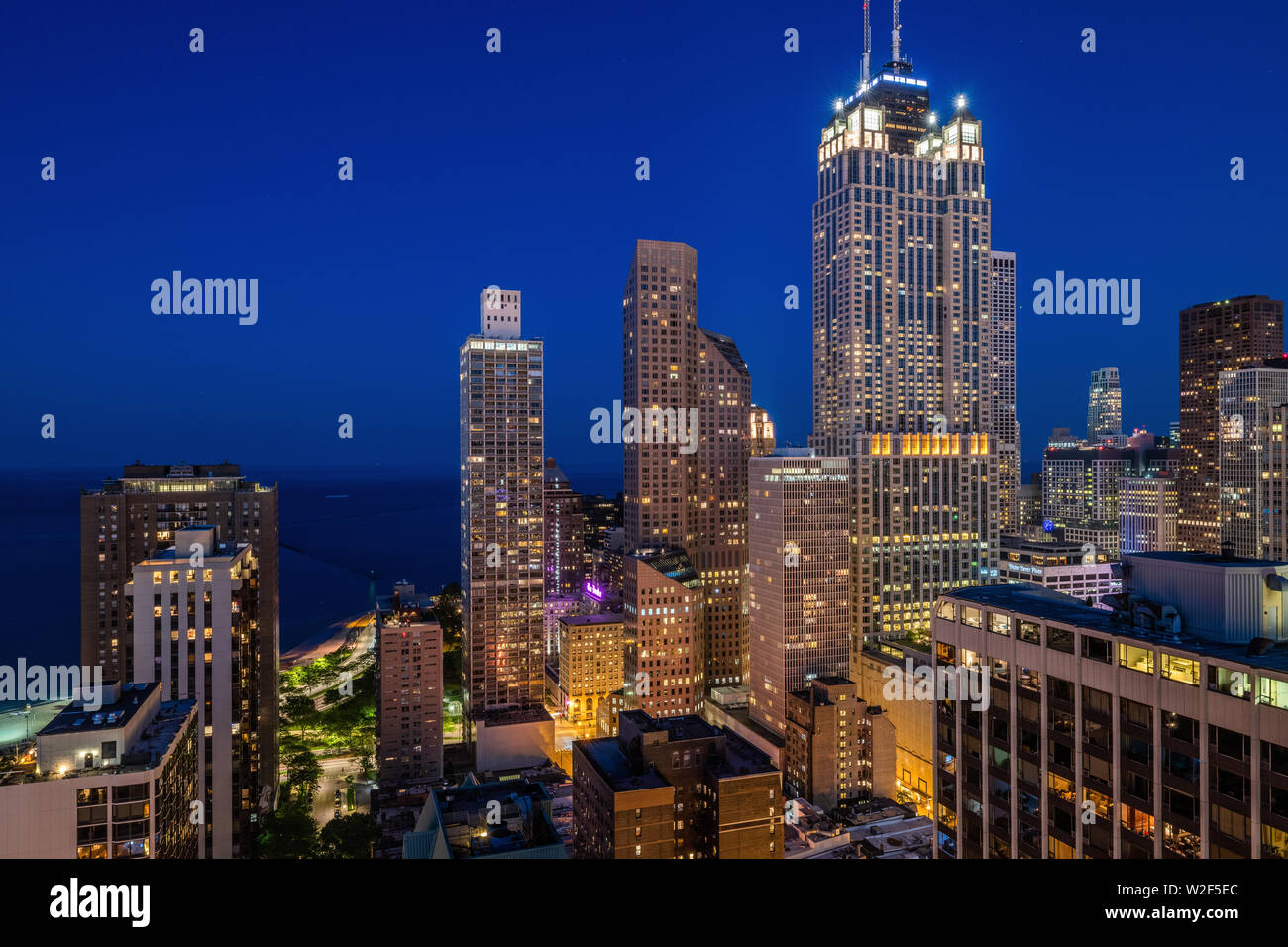 Chicago skyline at night Stock Photo - Alamy