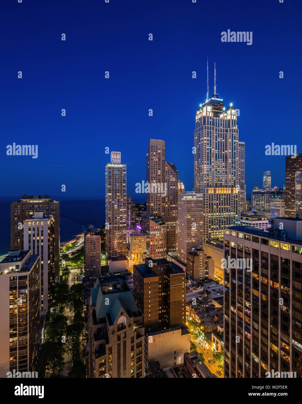 Chicago skyline at night Stock Photo - Alamy