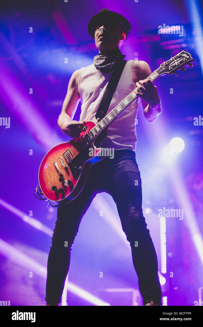 Sum 41 guitarist hi-res stock photography and images - Alamy