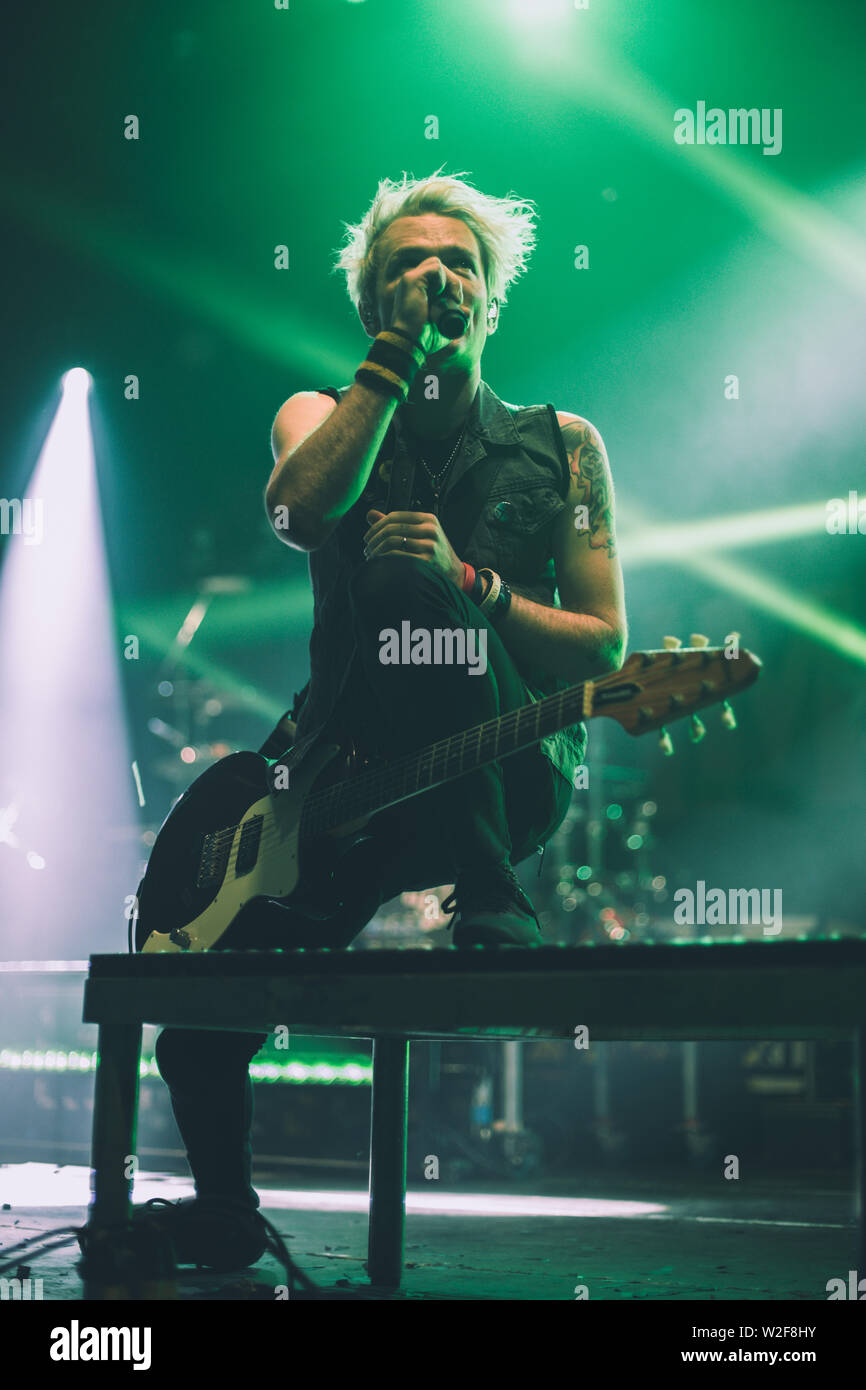 Sum 41 bassist hi-res stock photography and images - Alamy