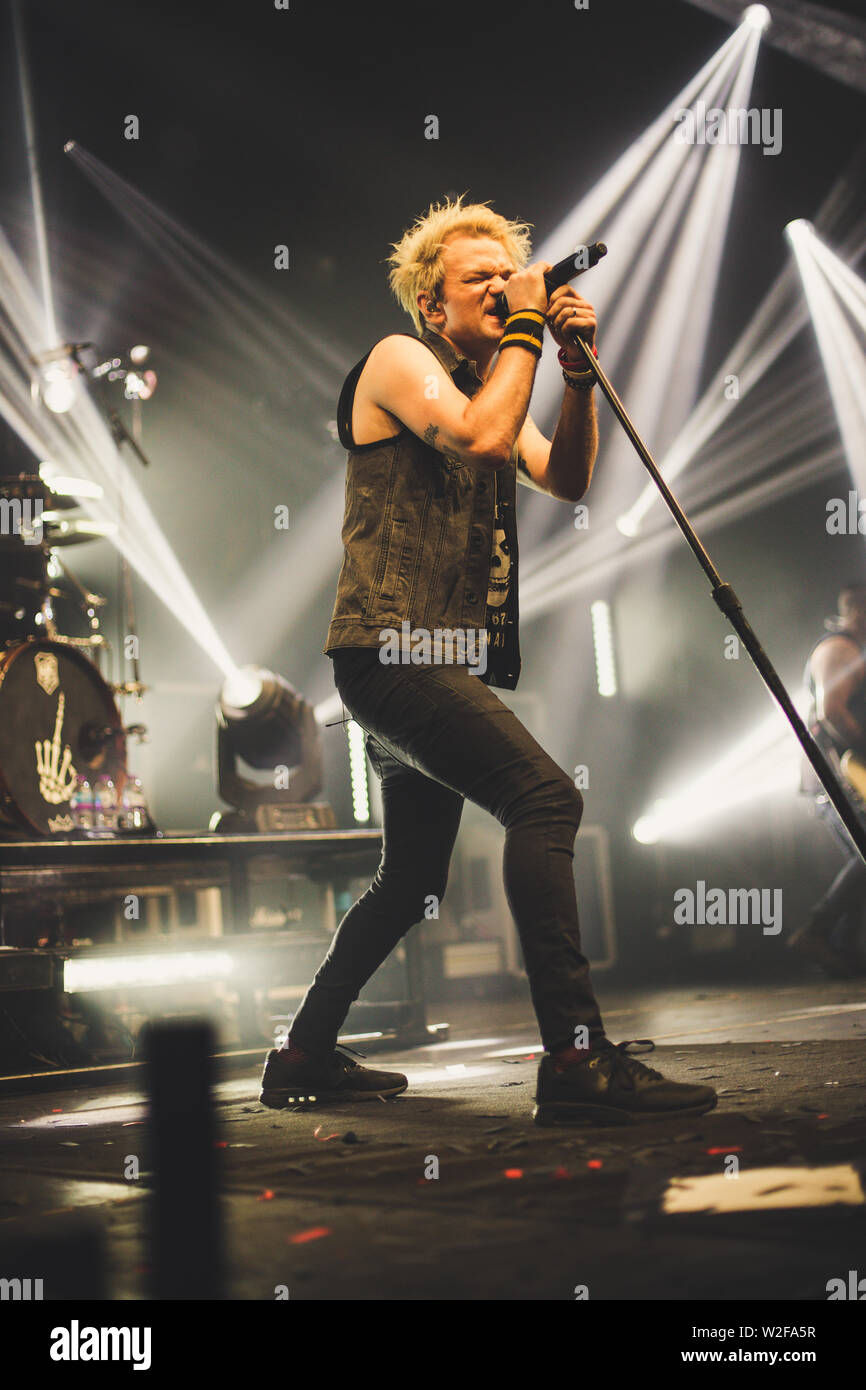 Sum 41 singer hi-res stock photography and images - Alamy