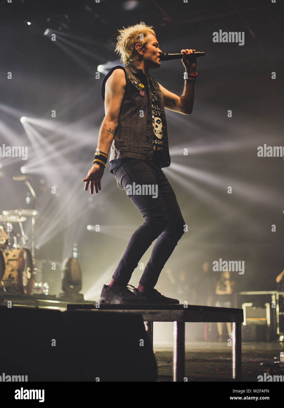 Sum 41 bassist hi-res stock photography and images - Alamy