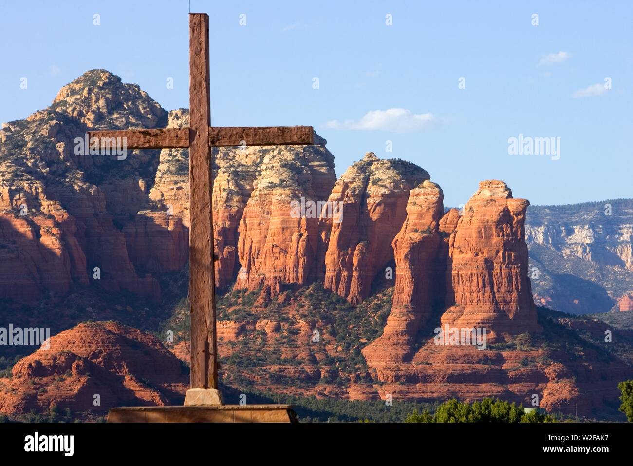 A wood cross with the mountains of Sedona, Arizona in the background ...