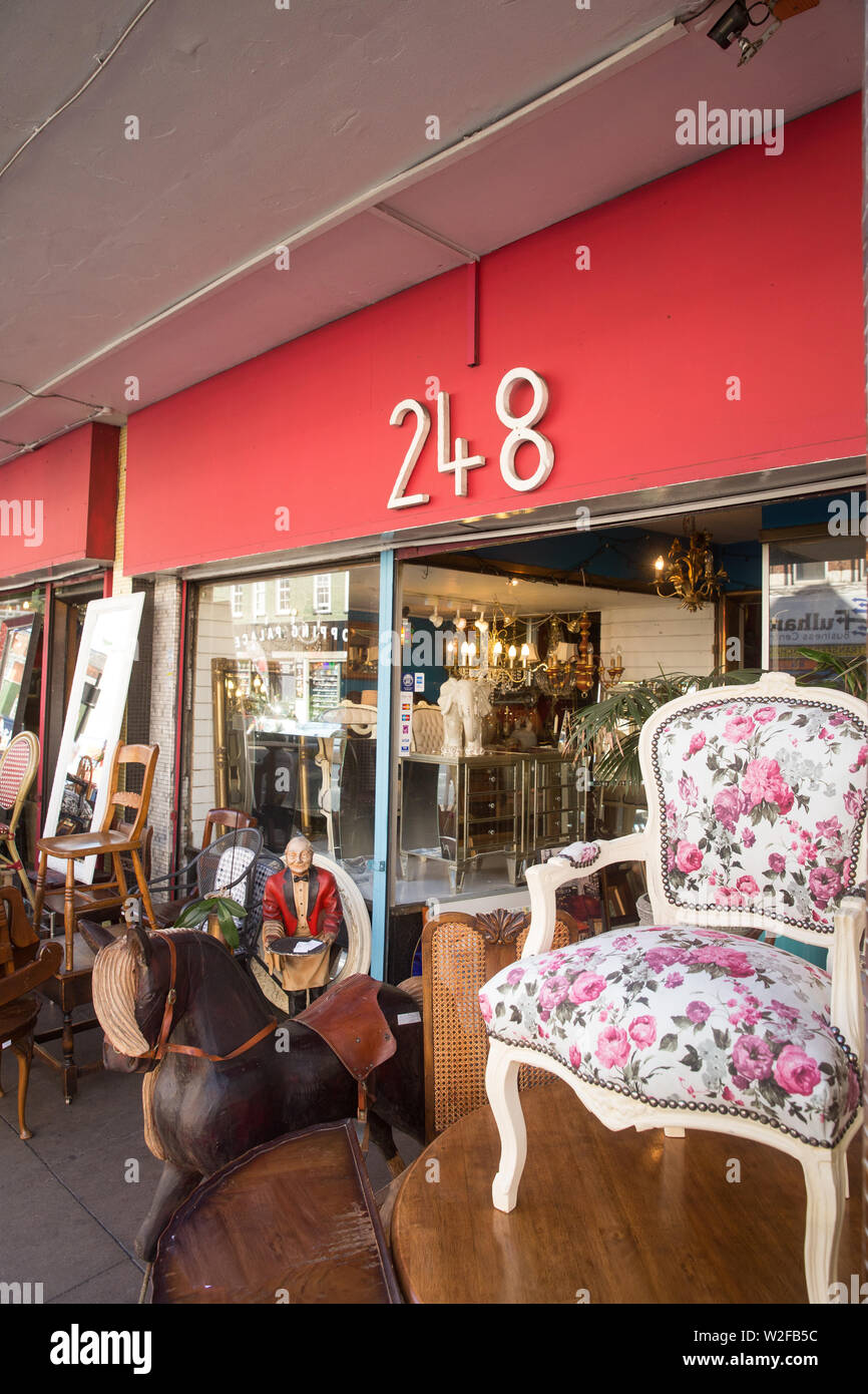 Antique shop interior london hi-res stock photography and images - Alamy