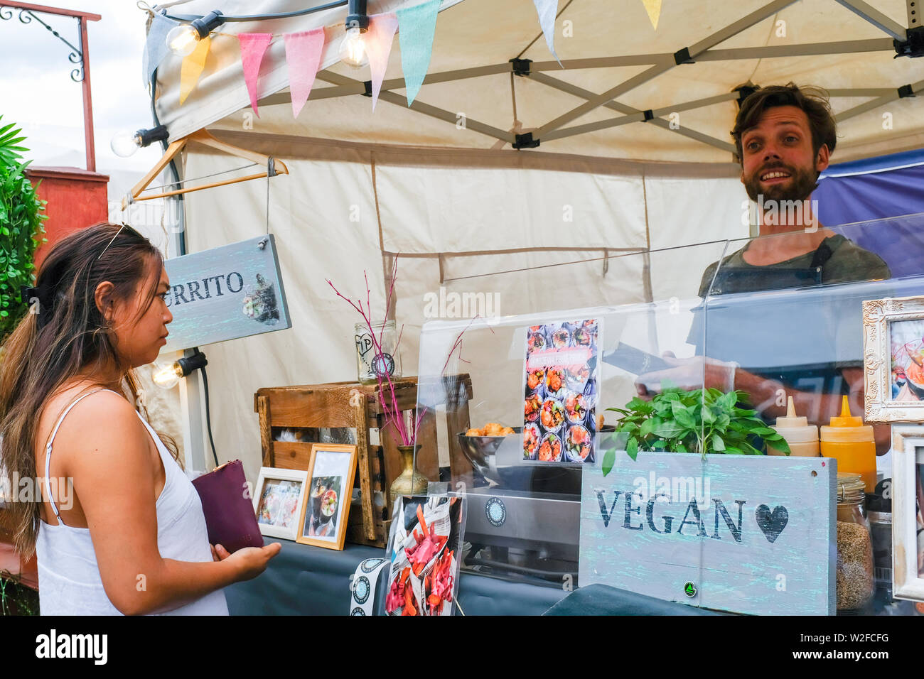 Asian food stand hi-res stock photography and images - Alamy