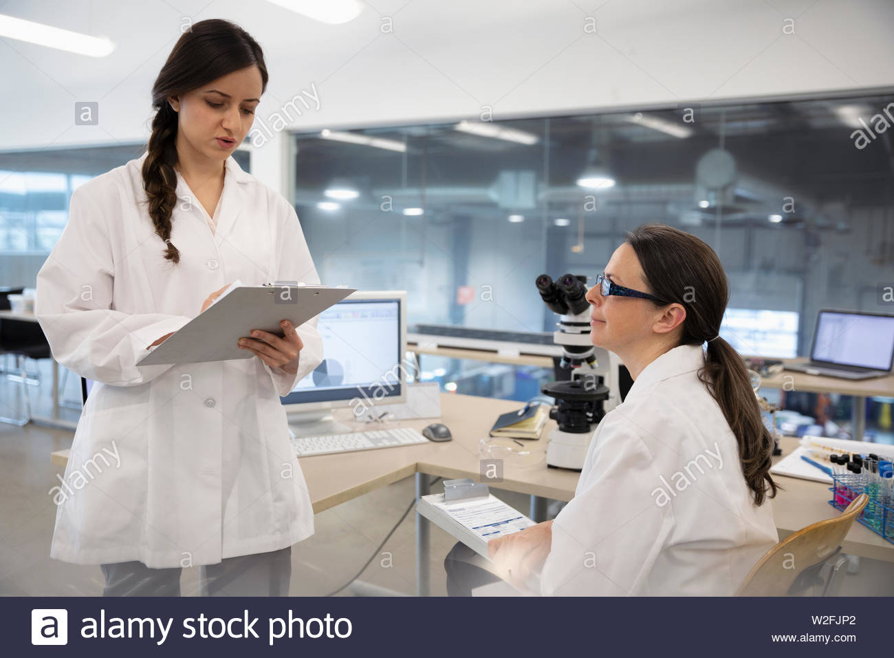 Laboratory woman hi-res stock photography and images - Alamy