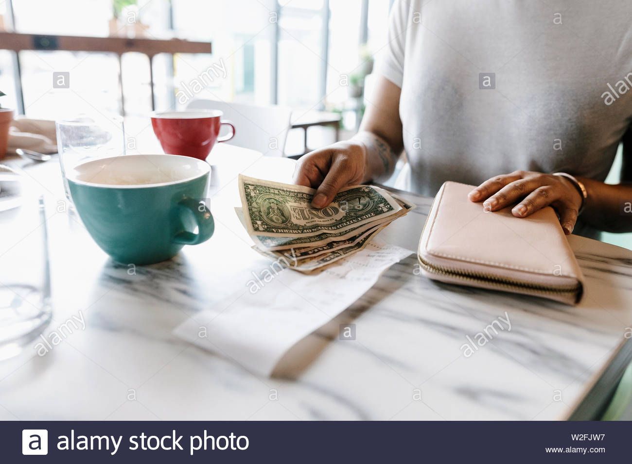 American restaurant bill receipt hi-res stock photography and images ...