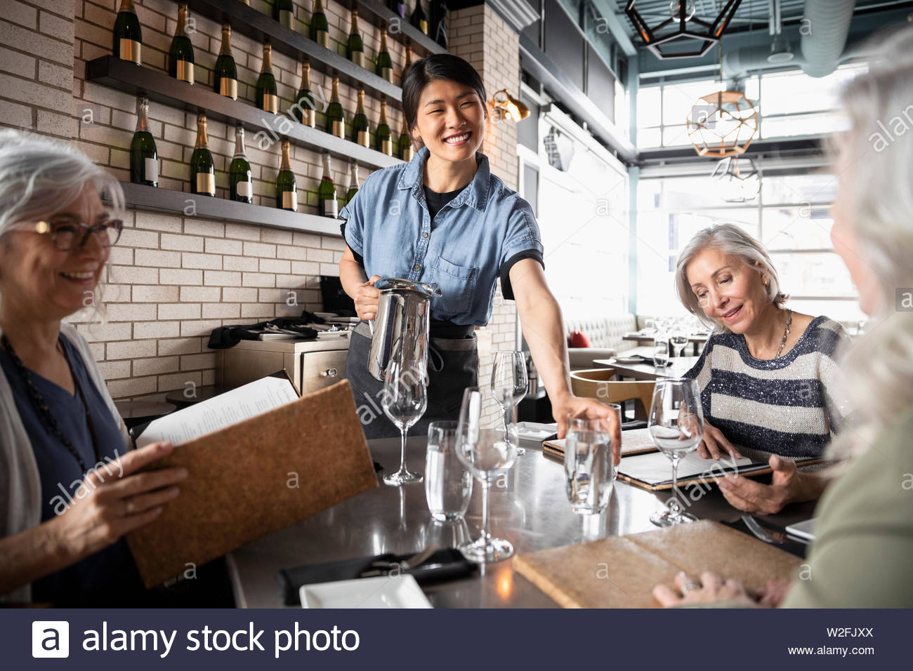 Friendly waitress hi-res stock photography and images - Alamy