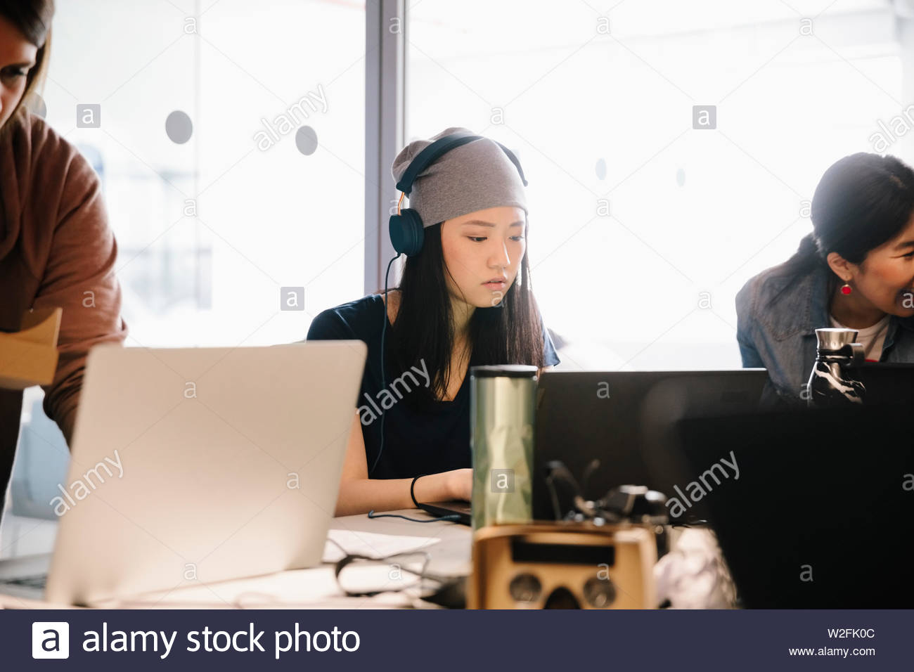 Computer coding woman hi-res stock photography and images - Alamy