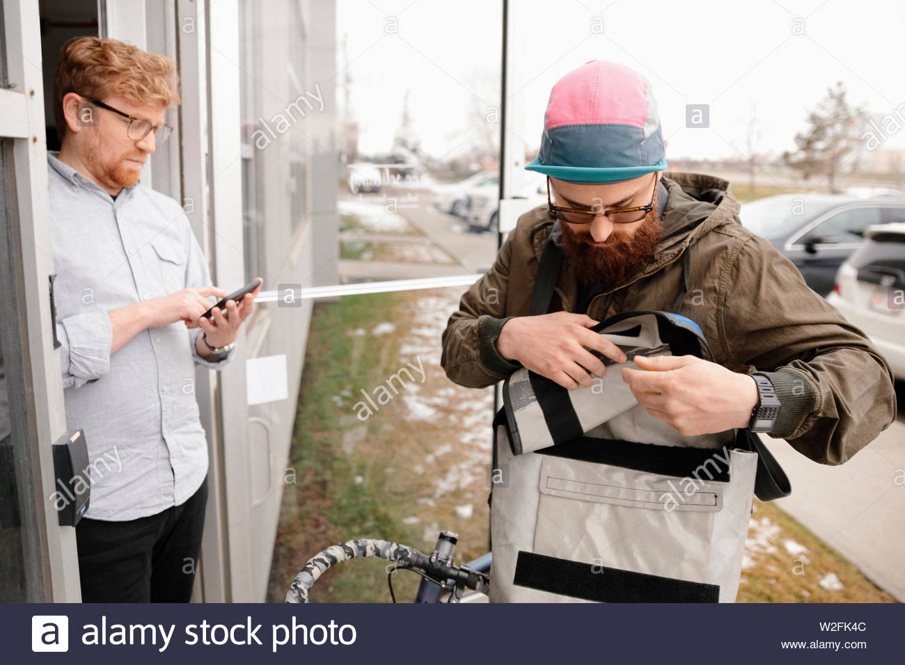 Front door delivery hi-res stock photography and images - Alamy