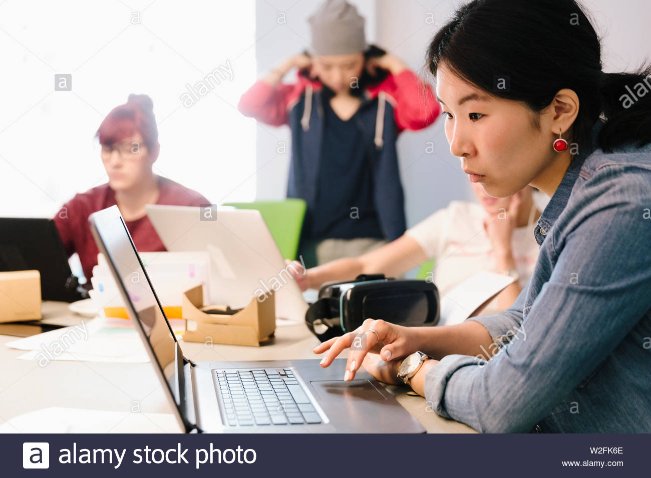 Black woman computer coding hi-res stock photography and images - Alamy