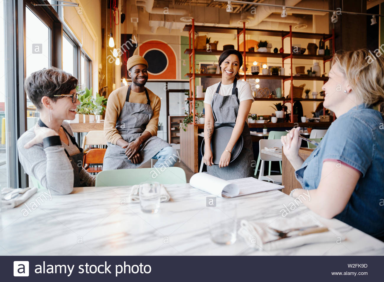 Waitress server servers hi-res stock photography and images - Alamy