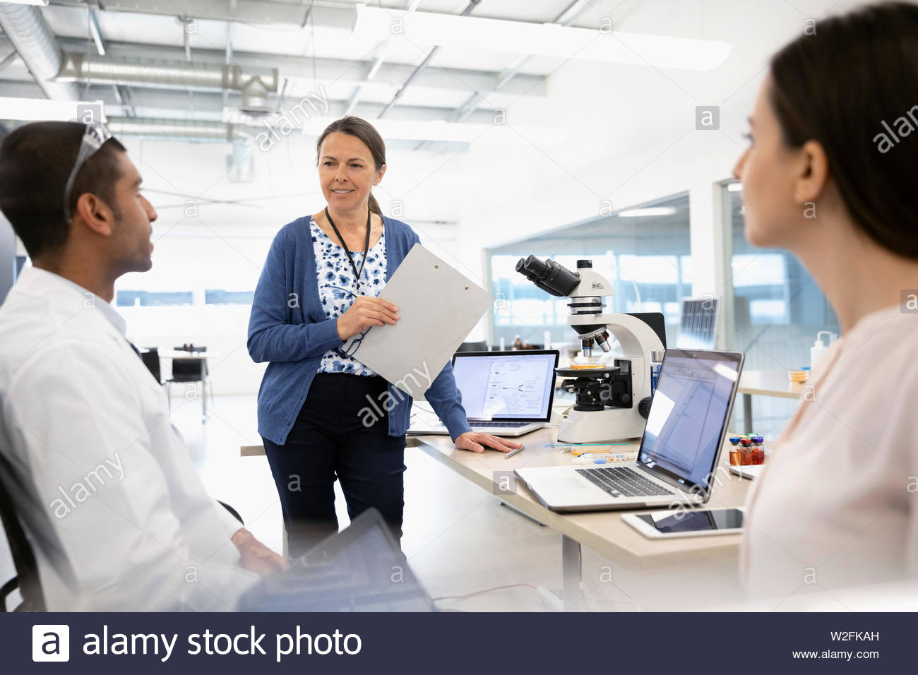 Middle eastern scientist lab group hi-res stock photography and images ...