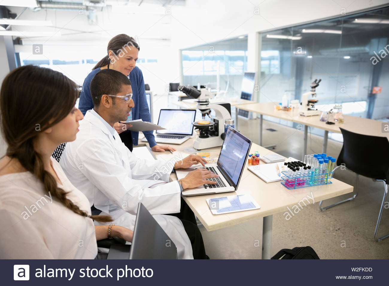 Laboratory laptop hi-res stock photography and images - Alamy