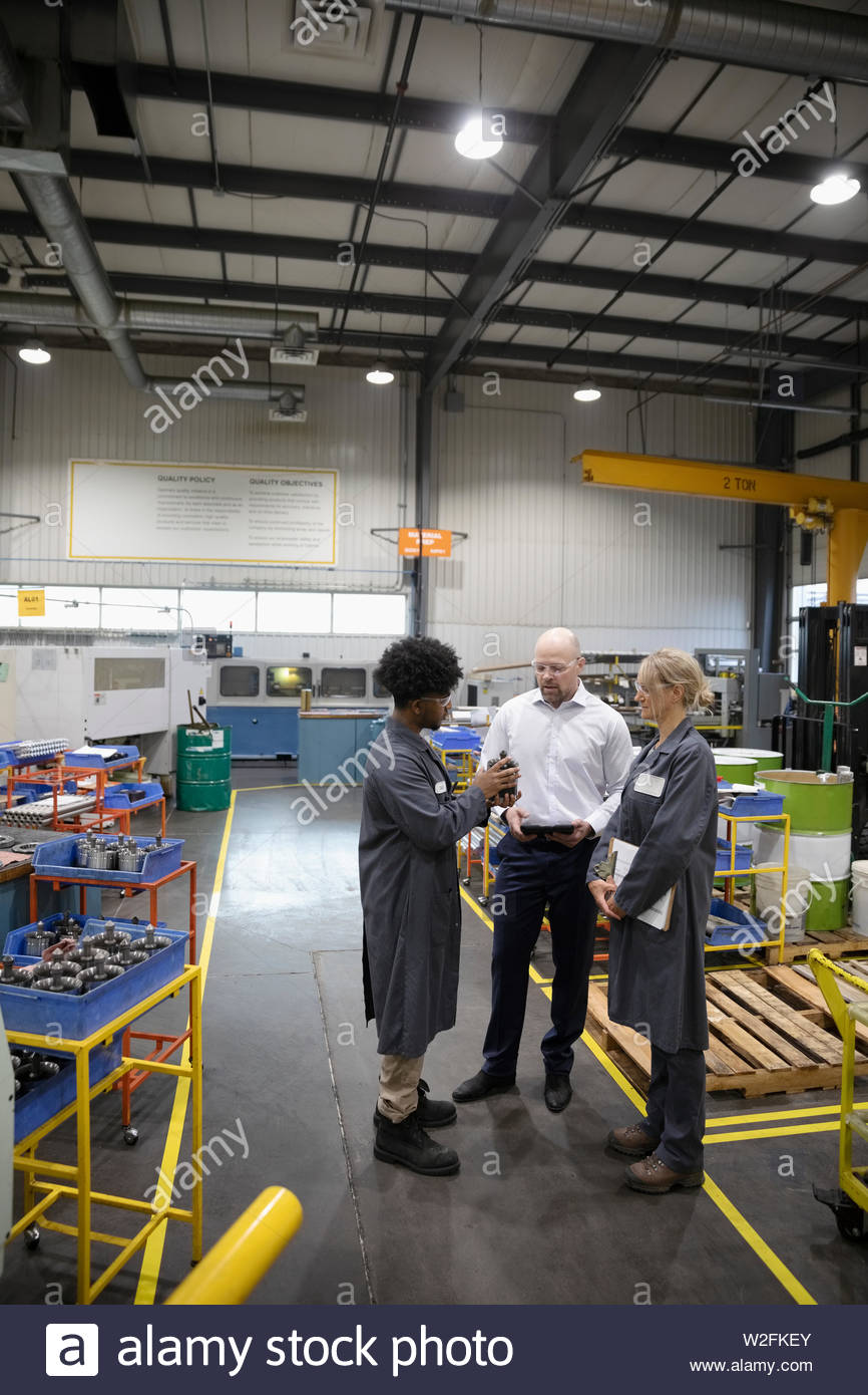 Factory supervisor talking hi-res stock photography and images - Alamy