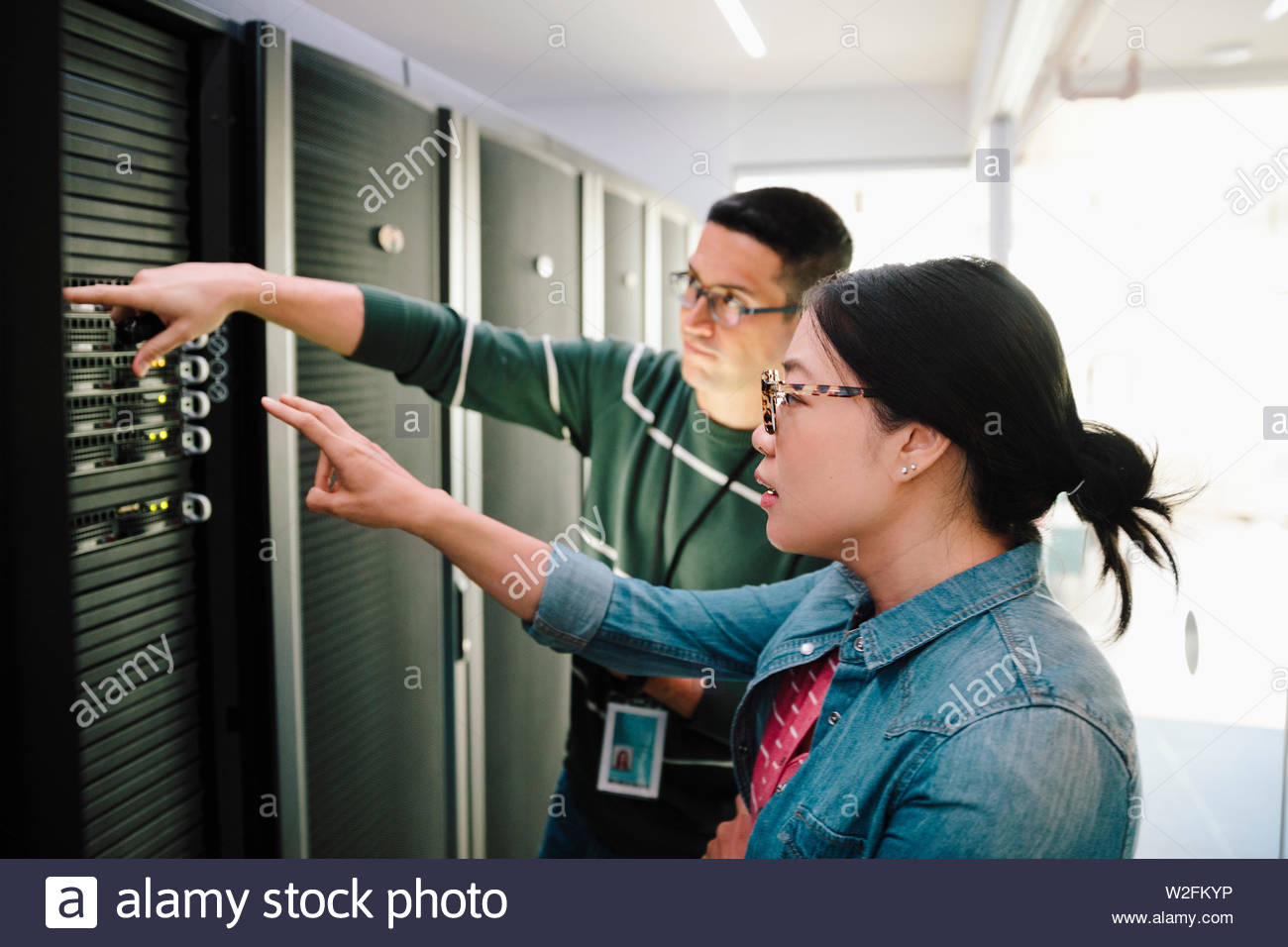 Technicians talking hi-res stock photography and images - Alamy