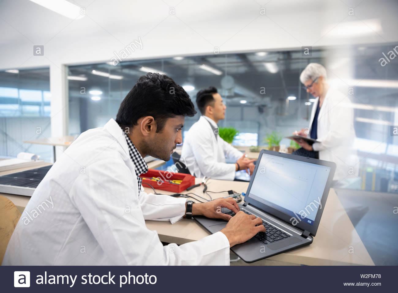 Laboratory laptop hi-res stock photography and images - Alamy