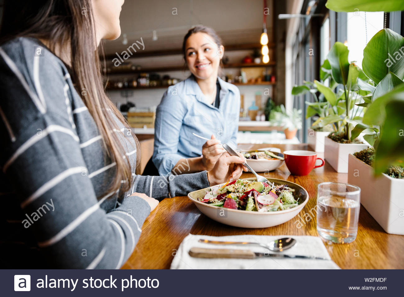 Women friends dining hi-res stock photography and images - Alamy